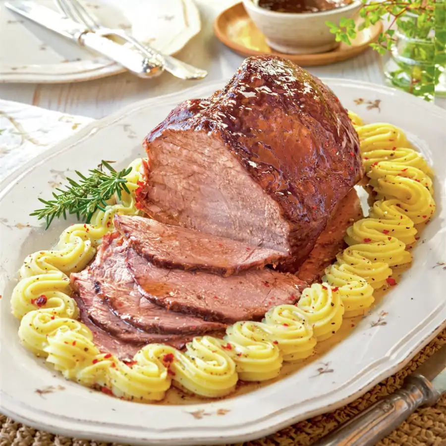 Redondo de ternera asado al vino tinto con puré de patata, ideal para ...
