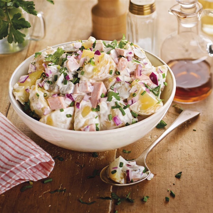 Ensalada alemana de patata y salchichas (kartoffelsalat)