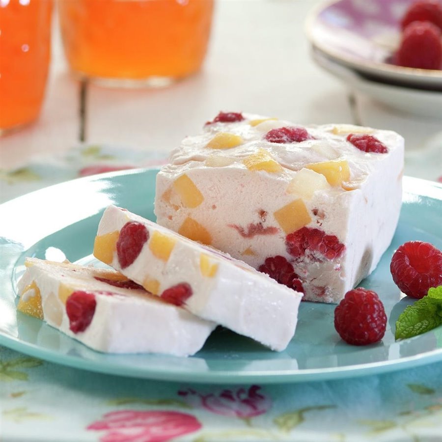 Postre frío de yogur con frutas