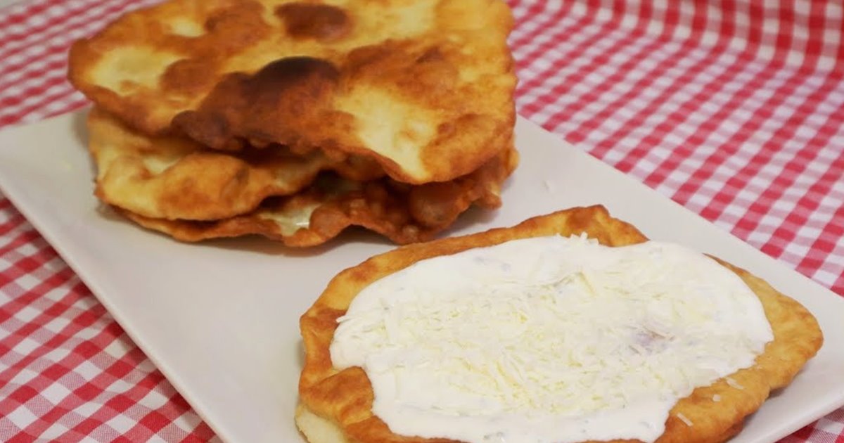 Pan frito de patata (Langos) típico de Hungría ¡súper cruejiente!