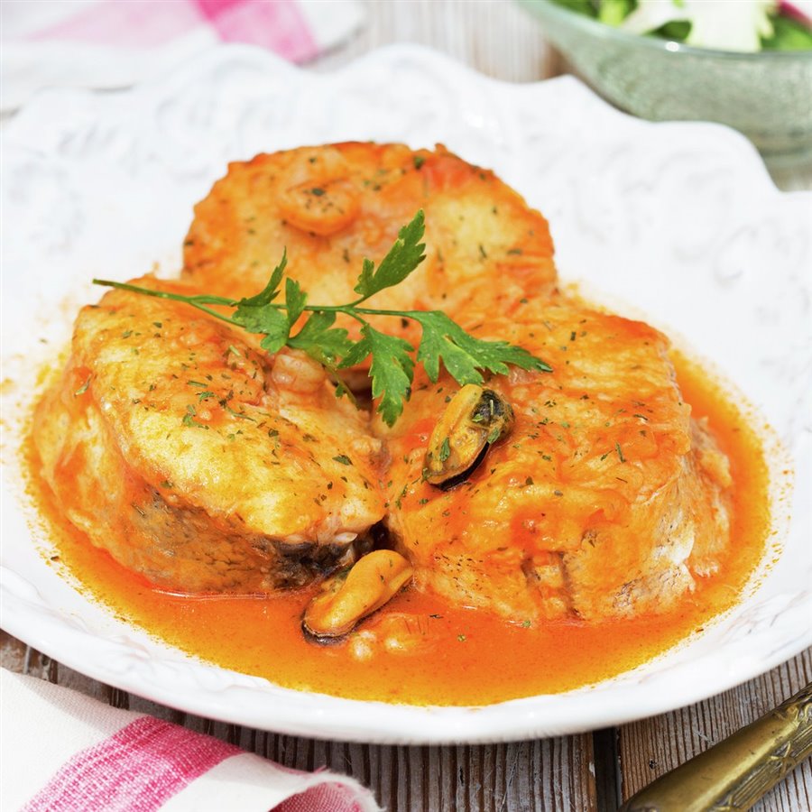 Merluza en salsa marinera de la abuela, con mejillones y gambas, fácil ...