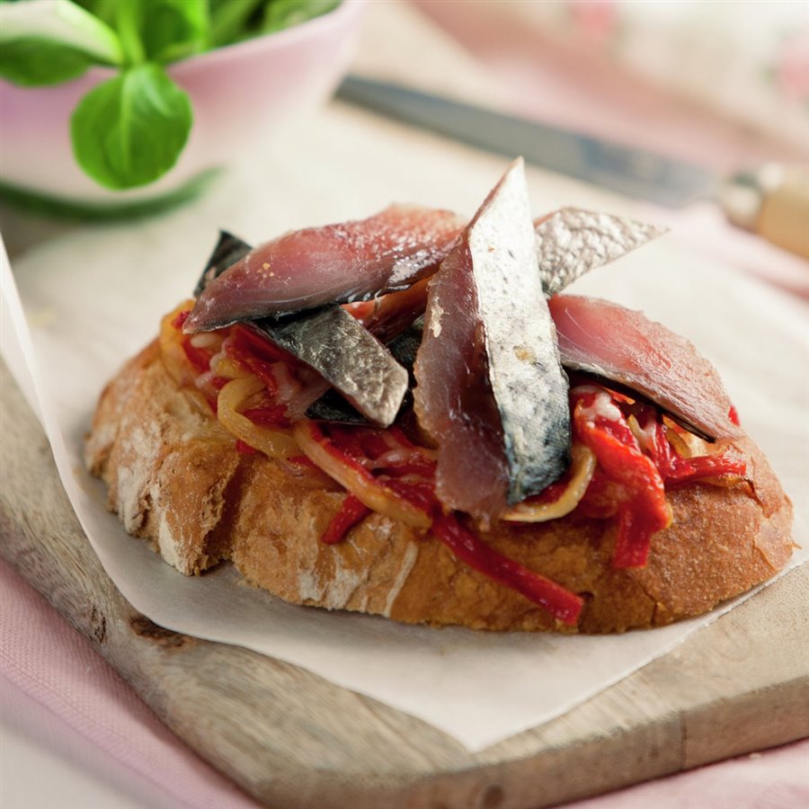 Canapé de caballa marinada con pimientos del piquillo y queso, ¡exquisito!
