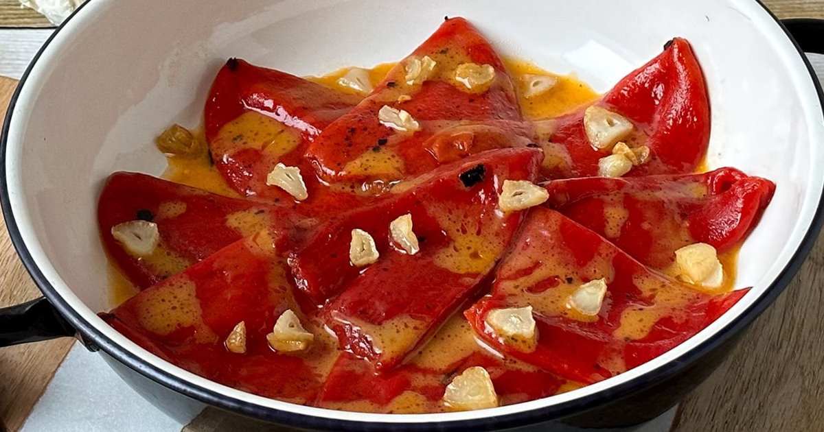 Pimientos del piquillo en su pilpil, la receta tradicional navarra