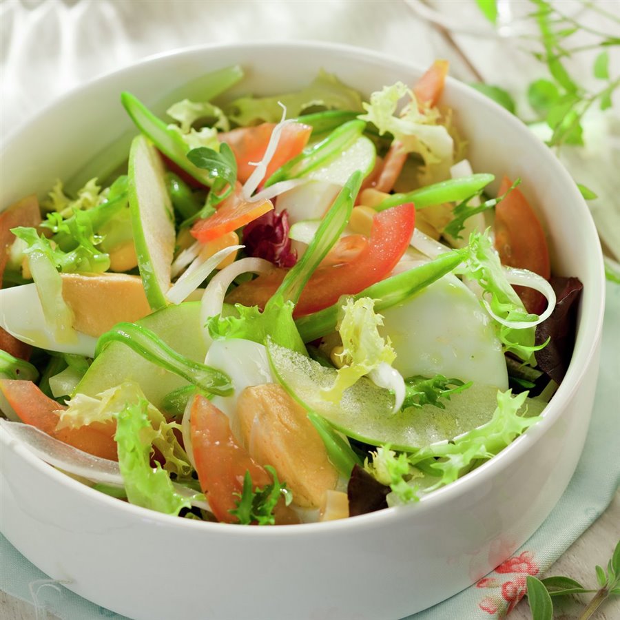 Ensalada caprichosa de verano, con judías verdes y huevo duro