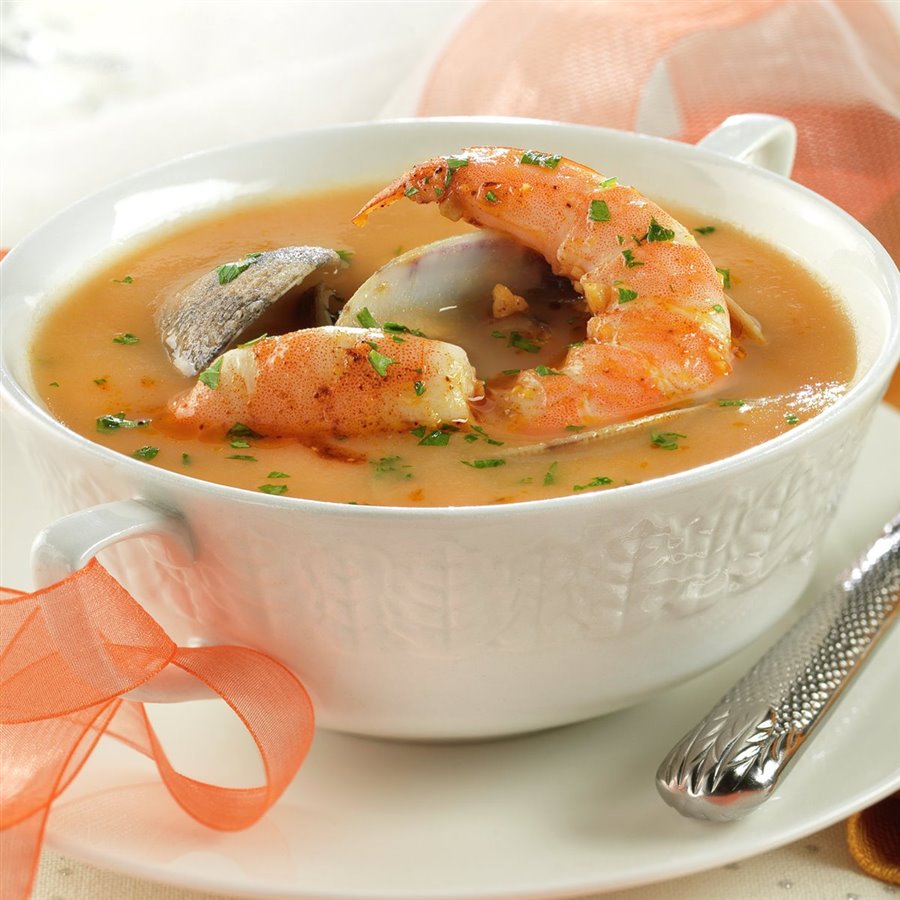 Sopa de pescado con almejas y gambas, receta fácil de la abuela