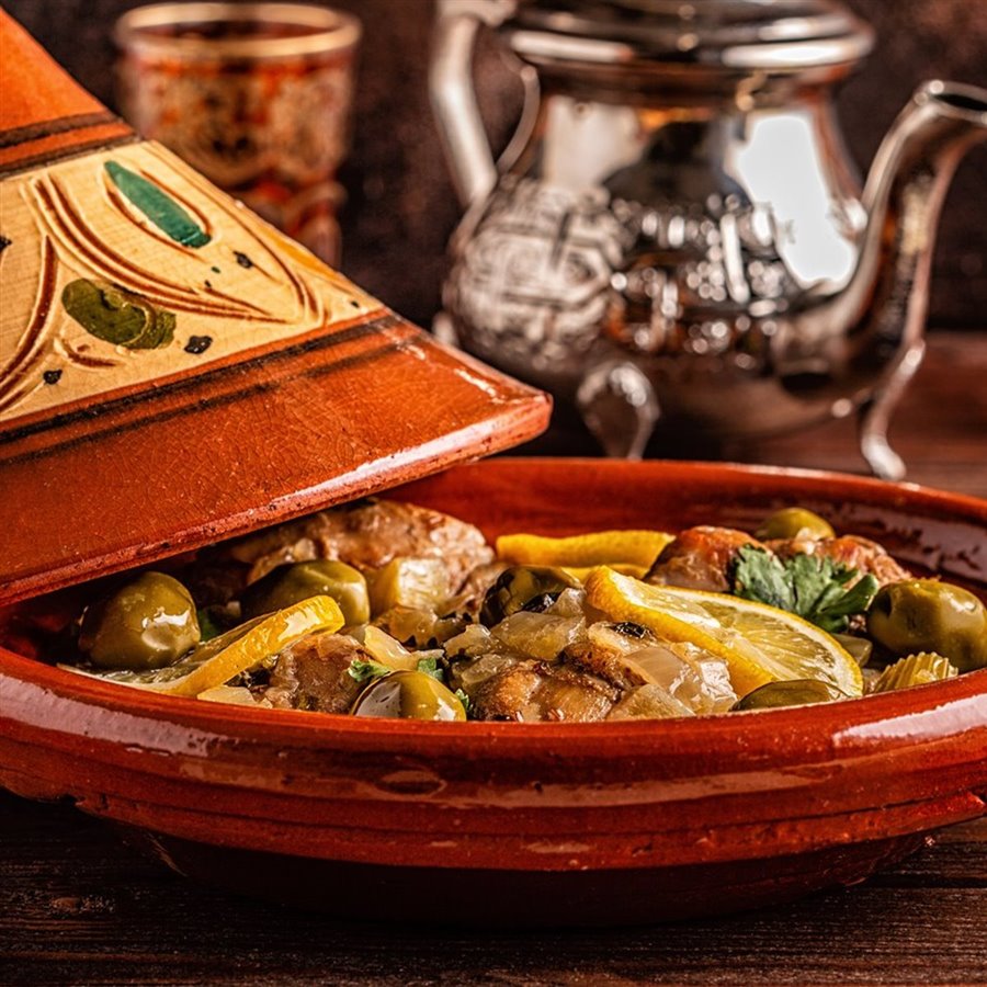 Tajine de pollo, estofado marroquí tradicional, sabroso y saludable