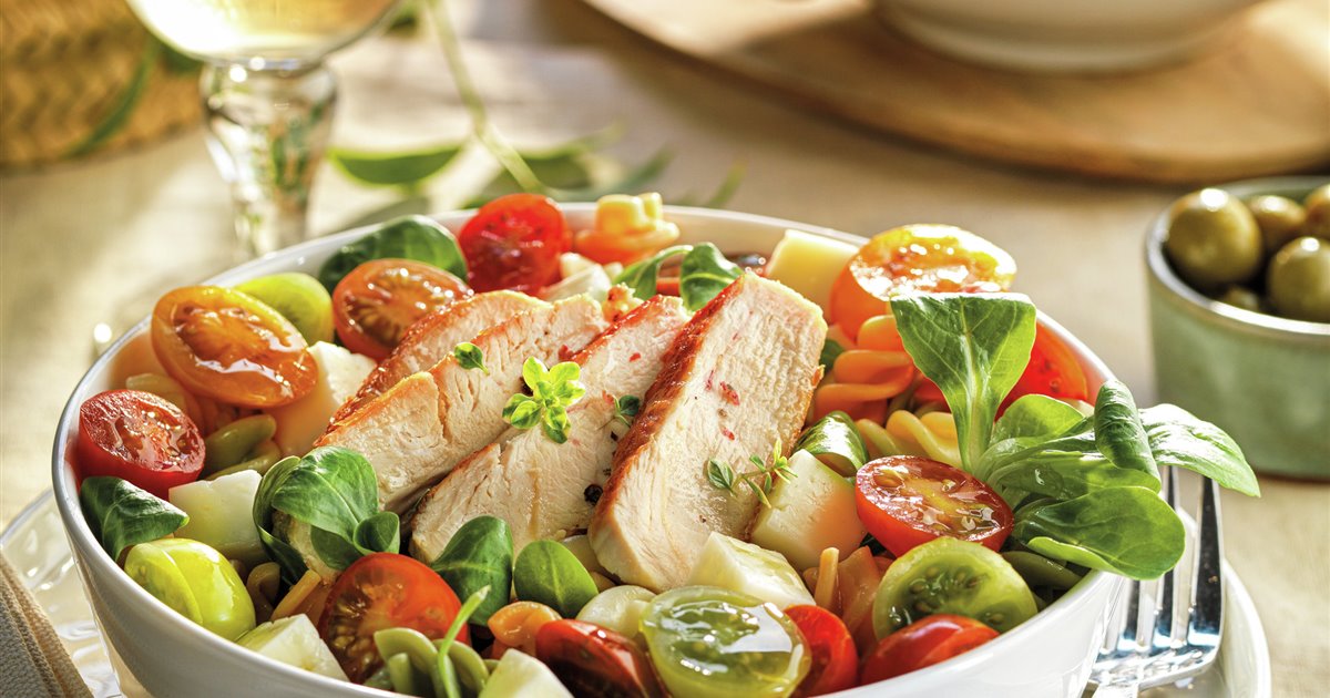 Ensalada de pasta de colores con pollo y berros