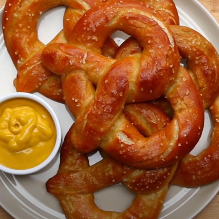 Bollitos alemanes salados (pretzels, bretzels o lazos)