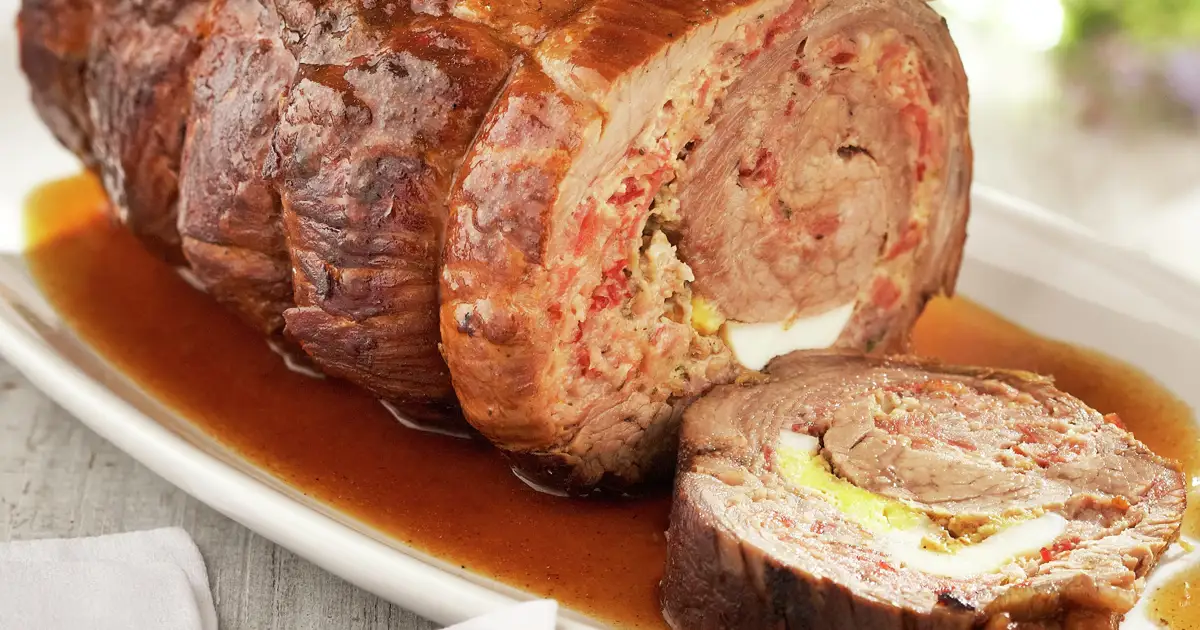 Redondo de ternera relleno con jamón, queso, salchichas y huevo