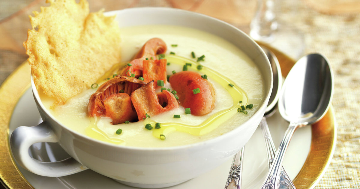 Crema de patata con setas y teja de parmesano