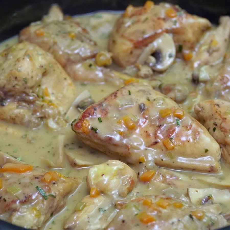 Fricasé de pollo, el guiso de pollo de origen francés más reconfortante