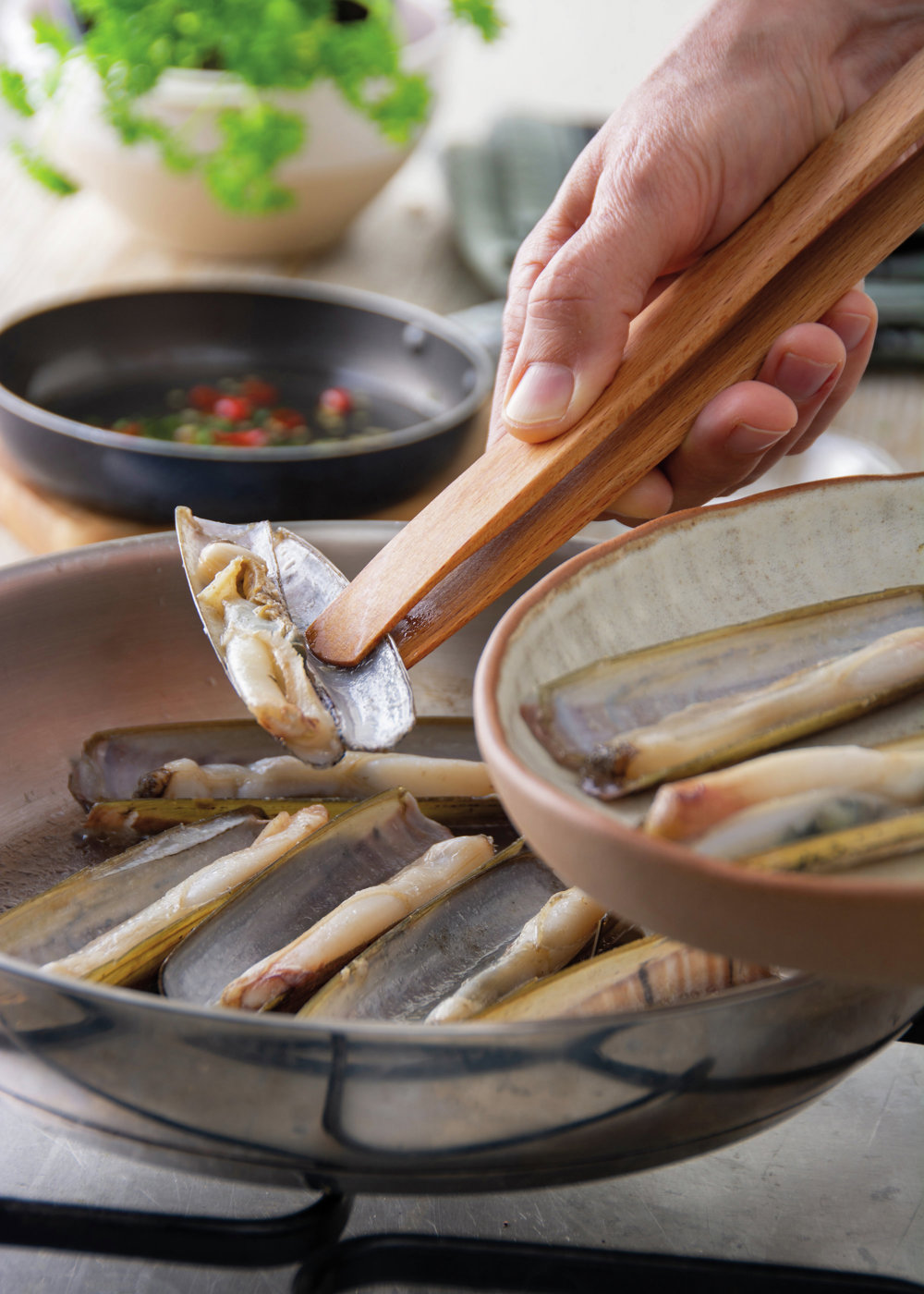 Navajas en salsa verde con toque picante
