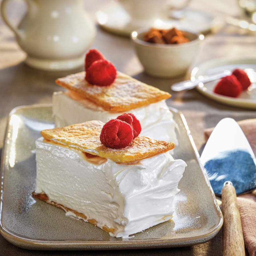 Milhojas de merengue, postre con hojaldre irresistible
