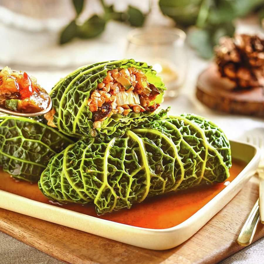 Saquitos de col rellenos con pisto, manzana y trigo sarraceno