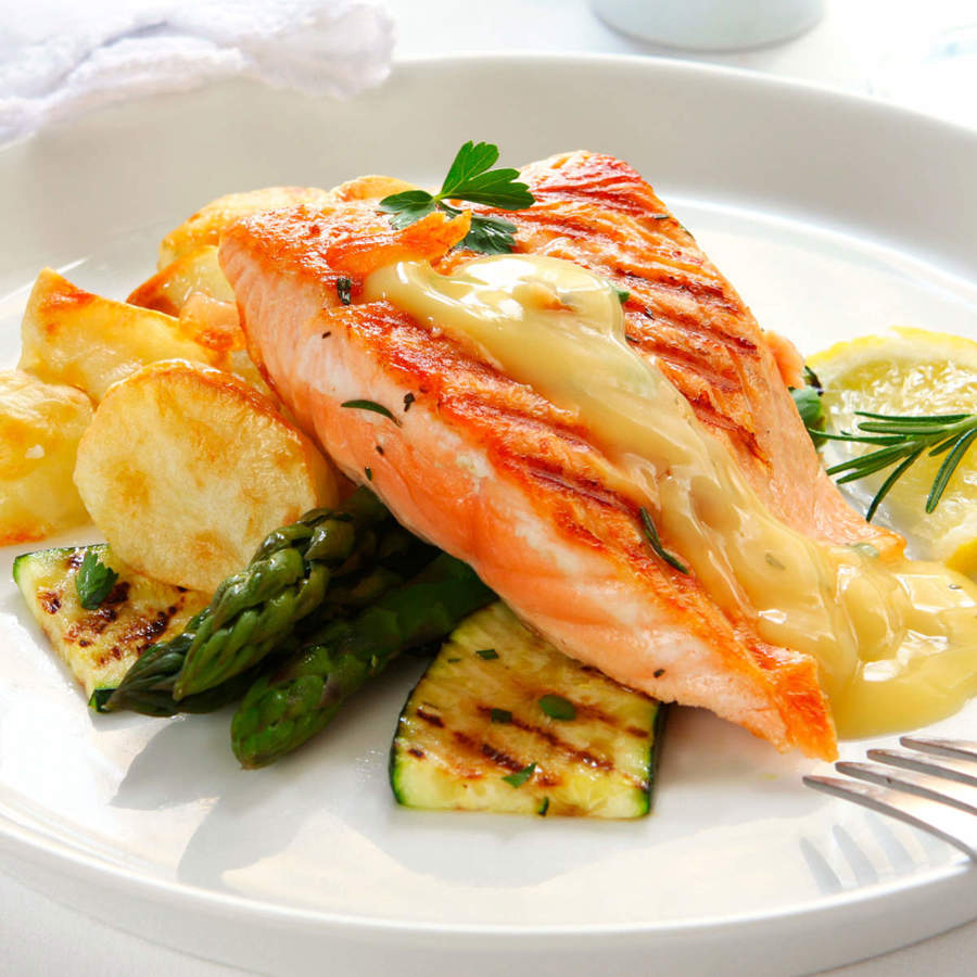 Salmón a la plancha con salsa de naranja, miel y mostaza, ¡en 10 minutos!