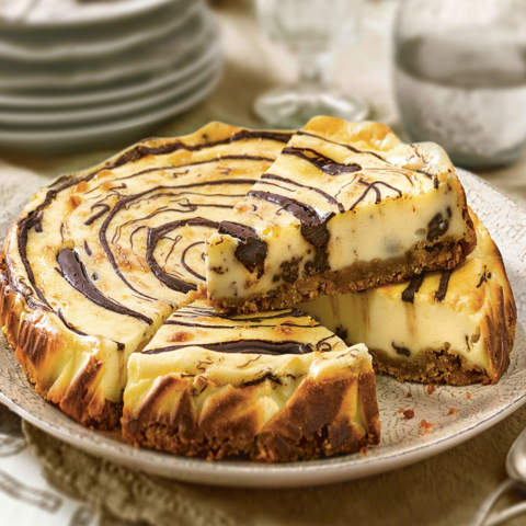 Tarta de queso crema y chocolate, con base de galleta