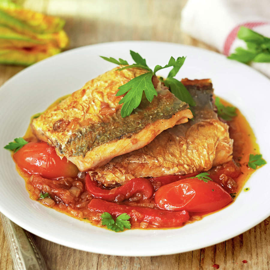 Jurel con tomate y pimientos, una receta saludable y económica