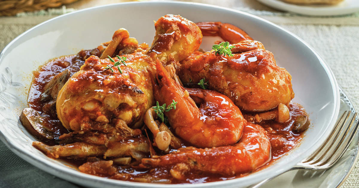 Pollo guisado con setas y gambas
