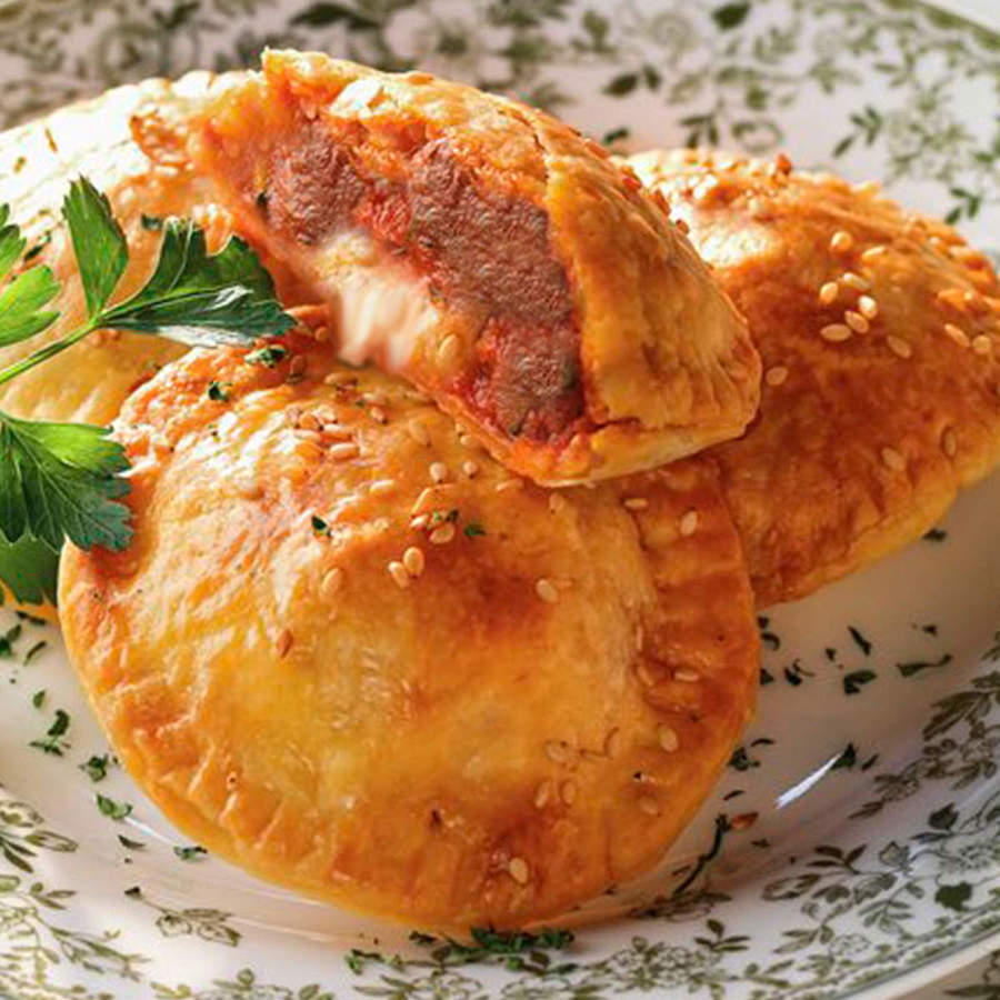 Pastelitos salados rellenos de queso y carne en freidora de aire, ¡en ...