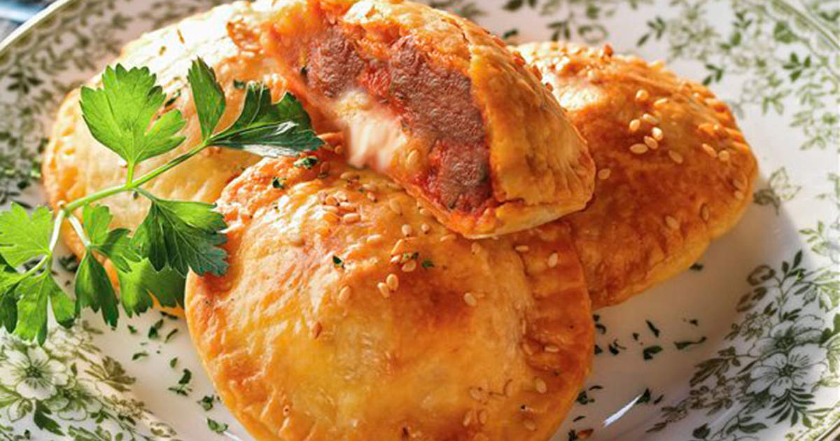 Pastelitos salados rellenos de queso y carne en freidora de aire, ¡en ...