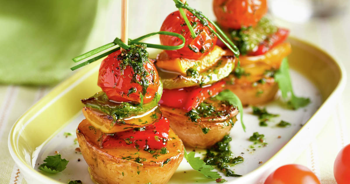 Pinchos de patata, pimiento y cherry, con salsa de cilantro, el ...