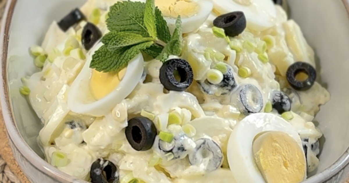 Ensalada fría cubana de patatas y huevo, receta tradicional y económica
