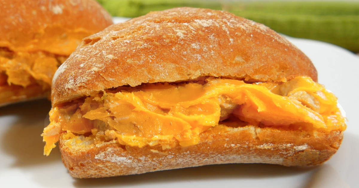 Montadito de manteca colorá, tapa andaluza tradicional y deliciosa