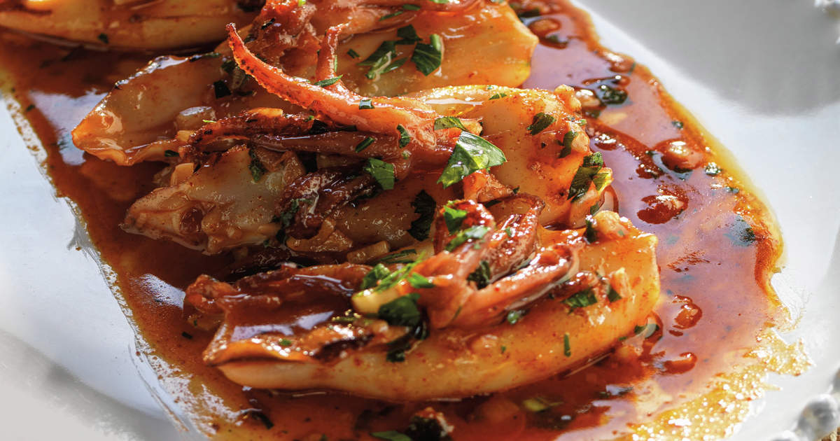 Chipirones salteados con salsa de ajo y pimentón (están para mojar pan)