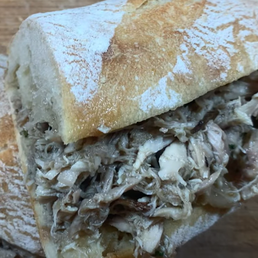 El famoso bocadillo de pollo guisado de la abuela de León, un clásico ...