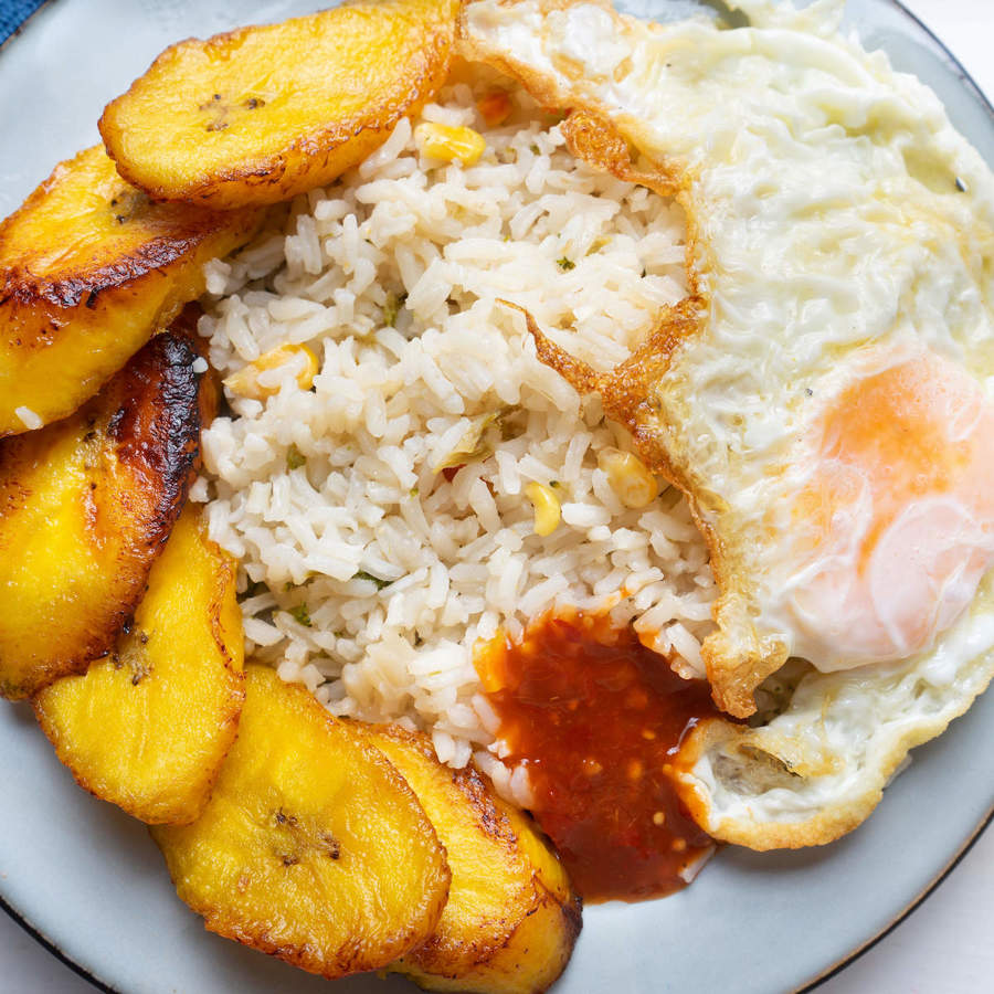 Arroz a la cubana con plátano frito, receta tradicional española