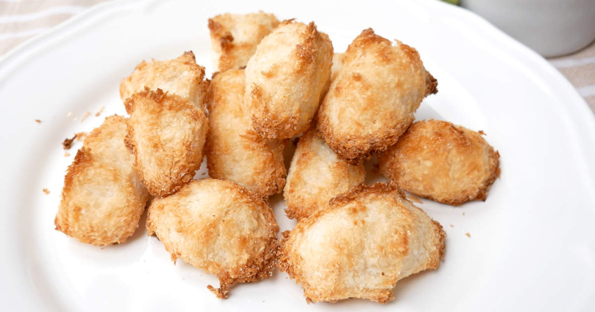 Cocadas, coquitos, besitos o pastelitos de coco, dulce tradicional de ...