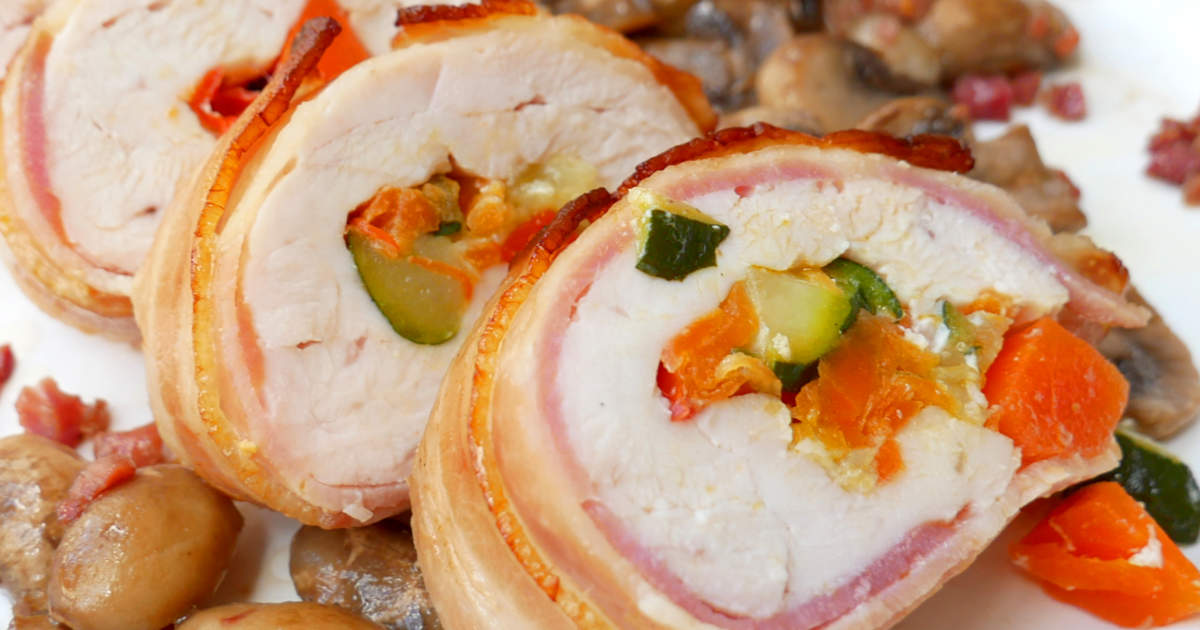 Rollitos de pechuga de pollo con beicon al horno, rellenos de calabacín