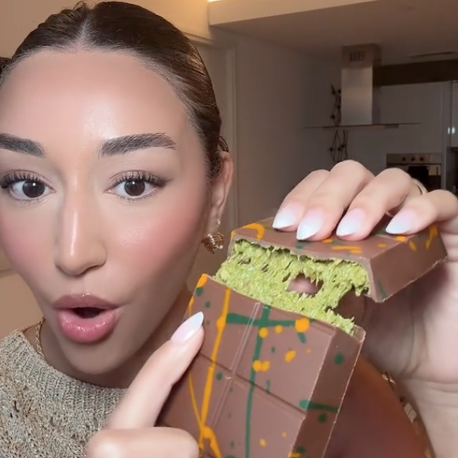 Así se prepara la tableta de chocolate de Dubai, rellena de crema ...