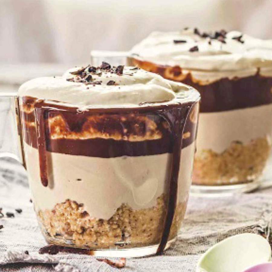 Postre ligero y refrescante con mascarpone italiano, té japonés y ...