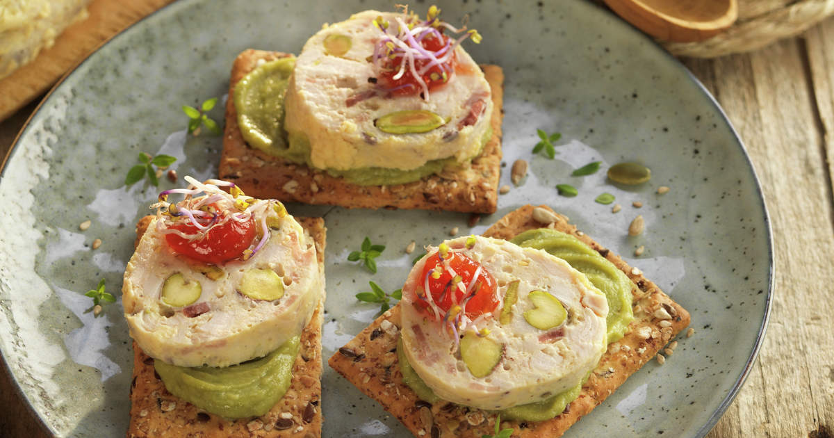 Canapés caseros con fiambre de pollo y pistachos