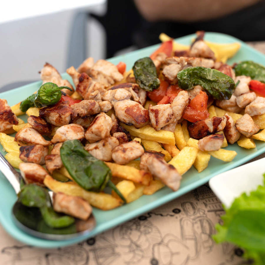 Raxo con patatas y pimientos del Padrón, la receta gallega tradicional ...