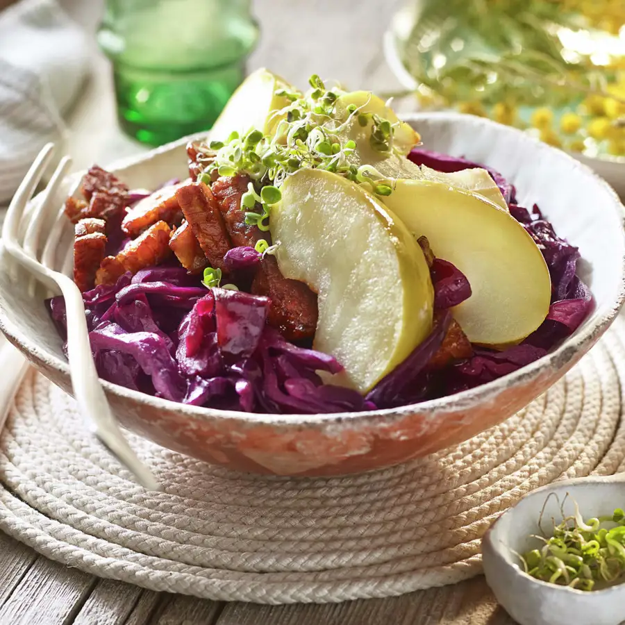 Ensalada de lombarda, manzana y tempeh macerado, supersaludable