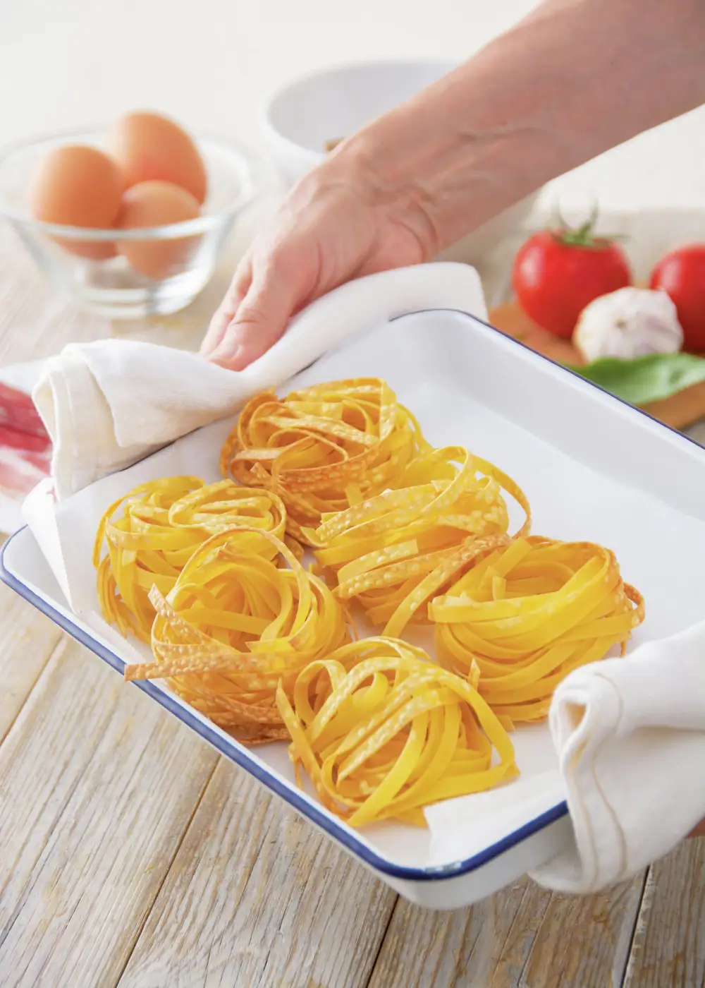 Nidos de pasta con tomate, panceta ibérica y huevo mollet