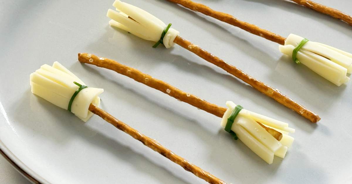 Escobas de bruja de queso, snack fácil de Halloween (con 3 ingredientes)