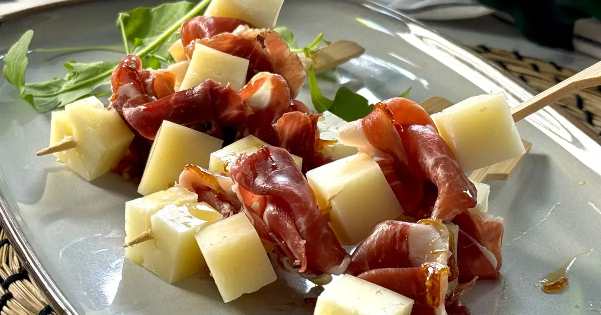 Pintxos de jamón ibérico y queso curado, aperitivo fácil 100% made in Spain