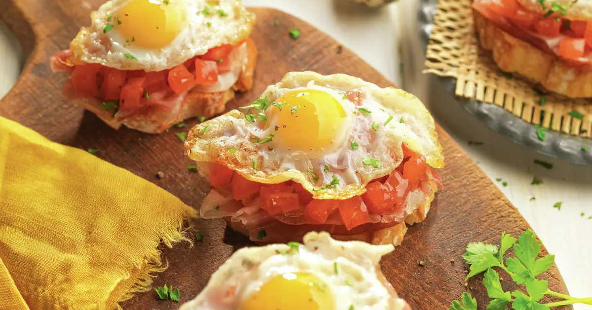 Tostas de jamón, tomate y huevo, cena exprés ¡en 15 minutos!