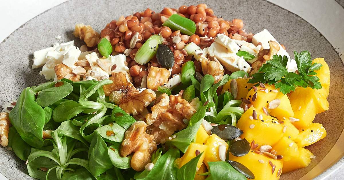 Ensalada exprés de canónigos, mango, lentejas, queso y nueces