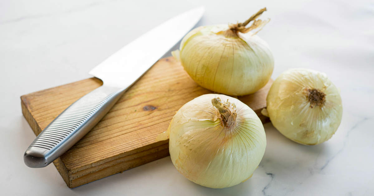 El truco definitivo para dejar de llorar cortando la cebolla (y este sí ...