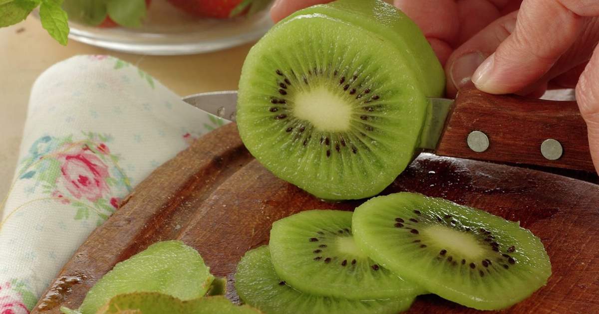 Ni con cuchillo, ni con pelador: el sencillo truco para pelar un kiwi ...