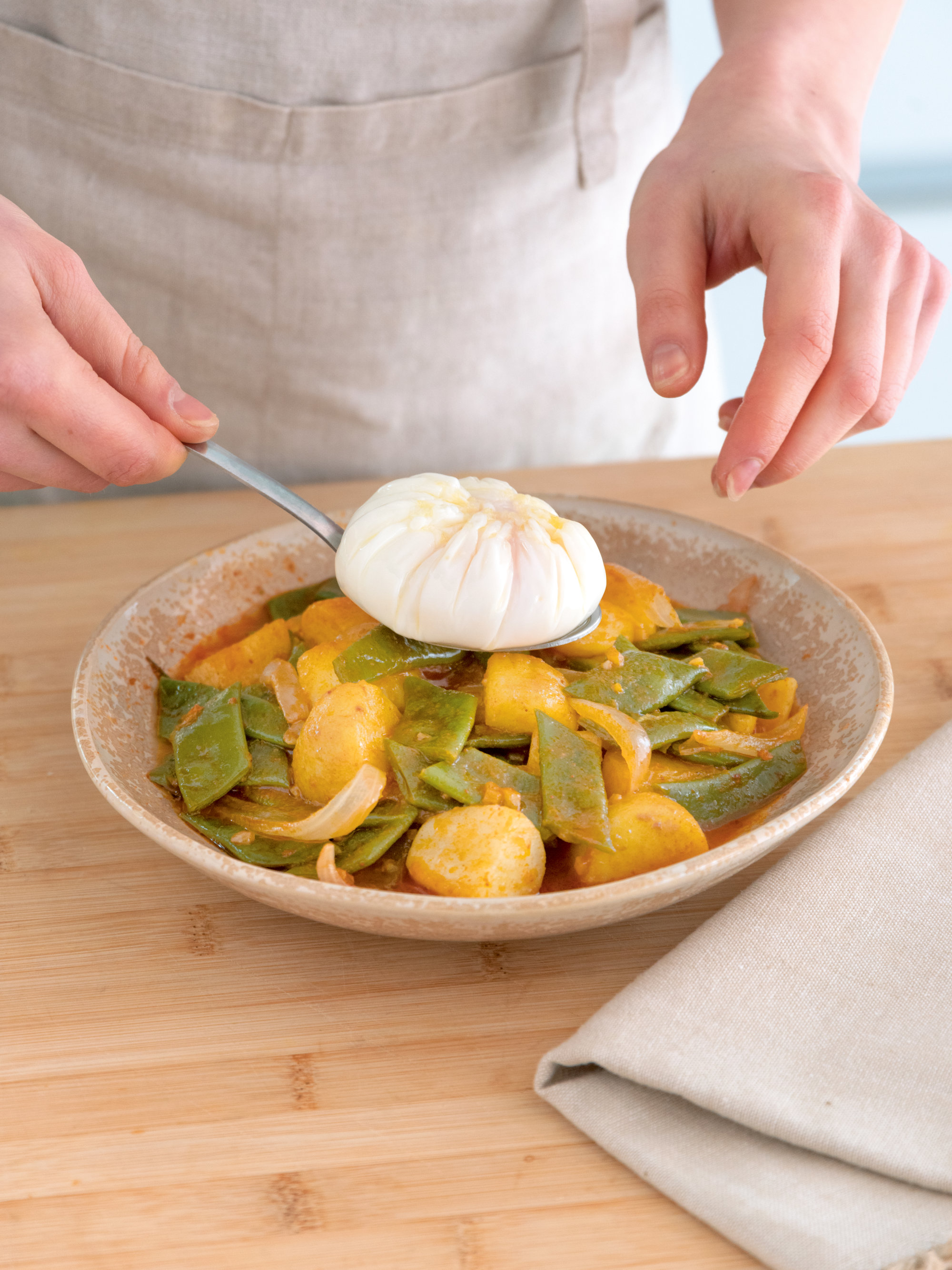 Cazuela de judías verdes con huevo poché, la cena fácil y completa que ...