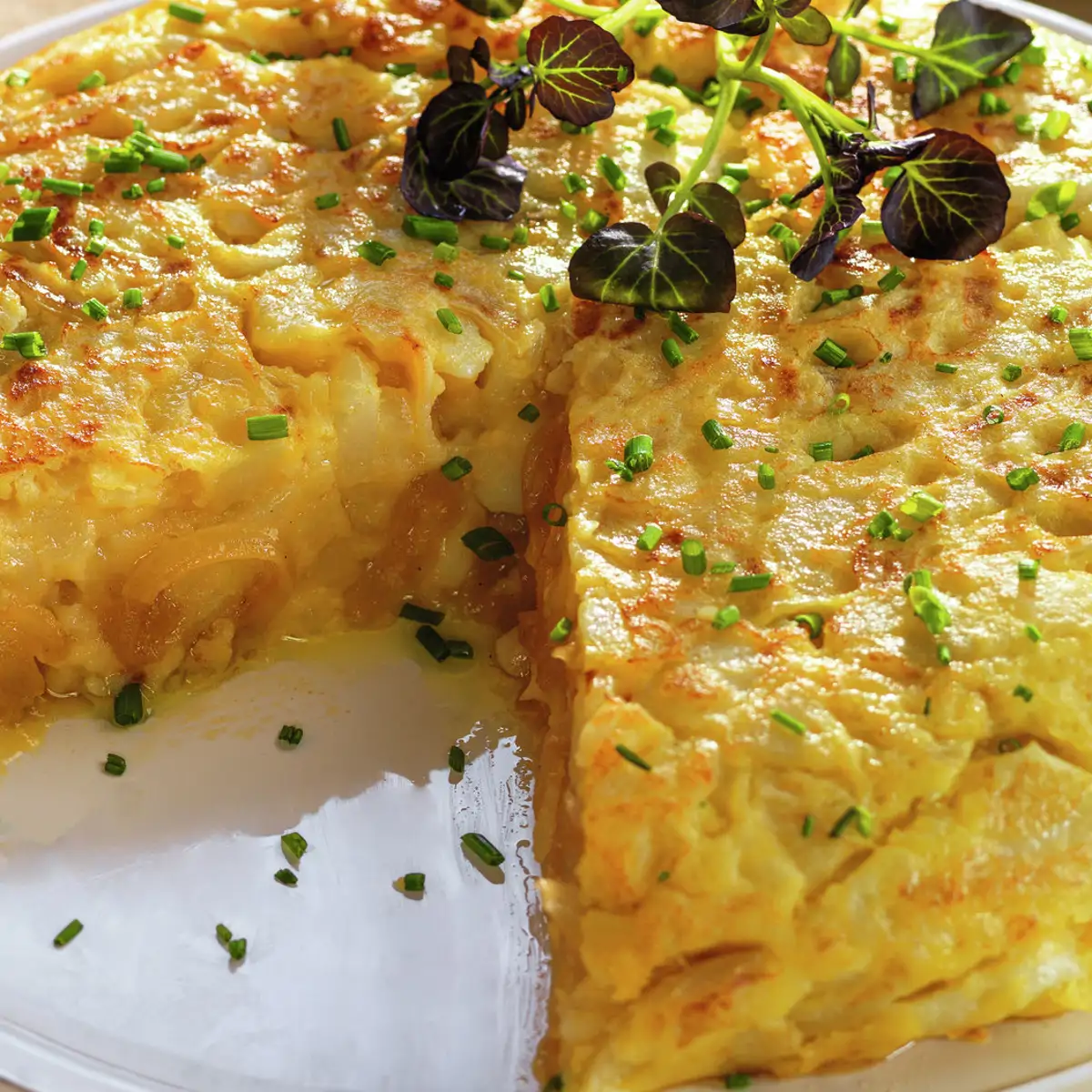 Tortilla de patatas sin freír: la receta fácil, ligera y jugosa que ...