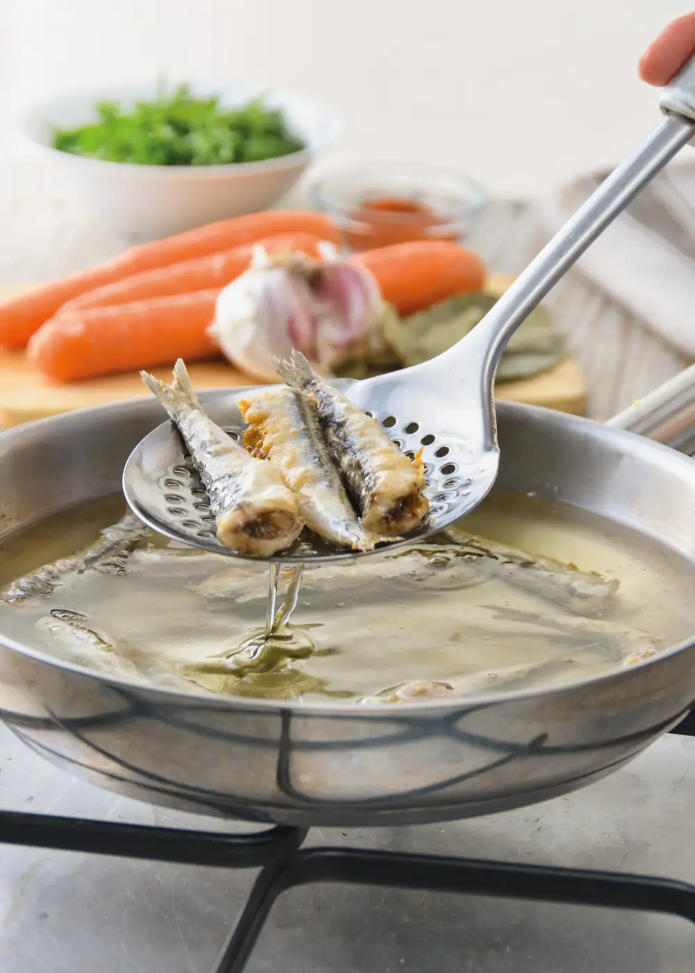 Este escabeche clásico de boquerones con zanahoria y cebolla es ...