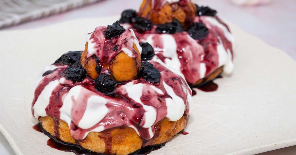 Papanasi: el postre clásico rumano con buñuelo, nata y mermelada de ...