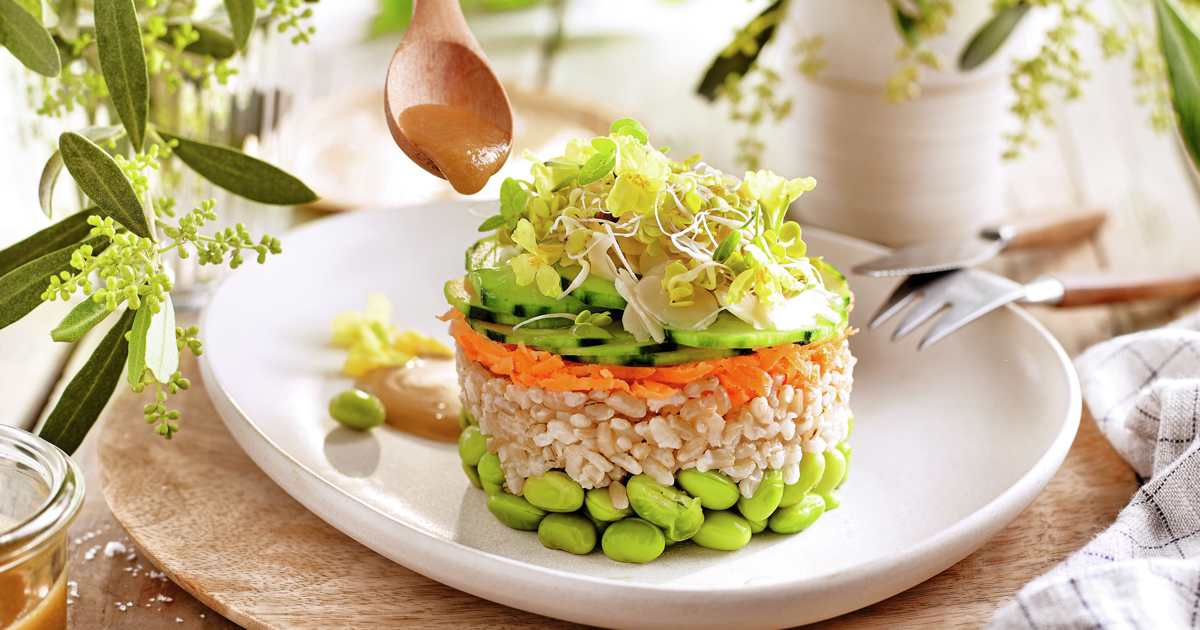 Ensalada de arroz en timbal con pepino, almendras y salsa de tamari ...