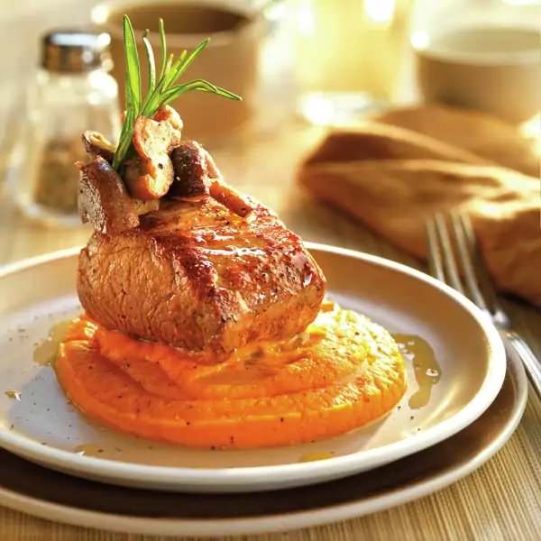Solomillo de cerdo en medallones con salsa de frutos rojos, un plato ...
